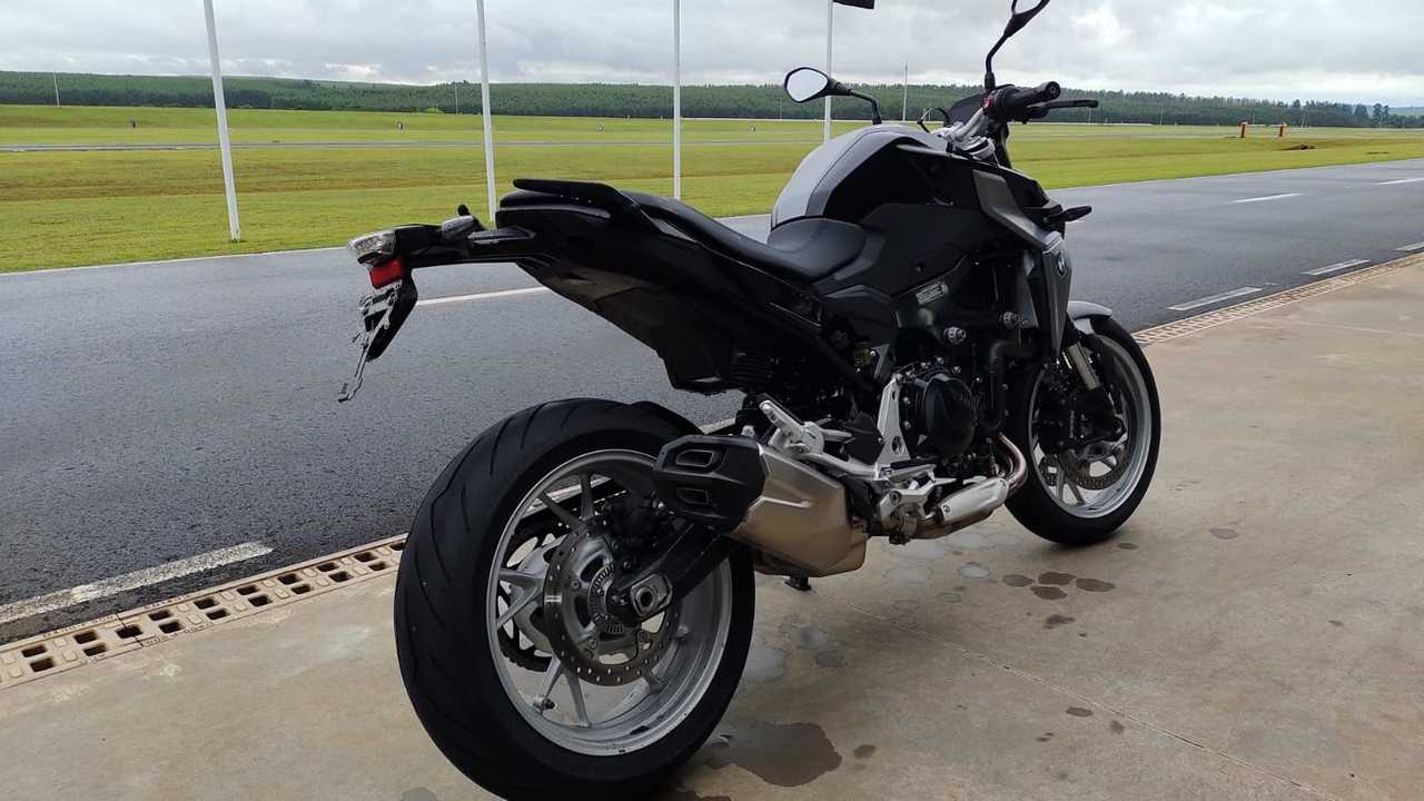 Primeiras impressões BMW F 900 R: algo diferente entre as esportivas