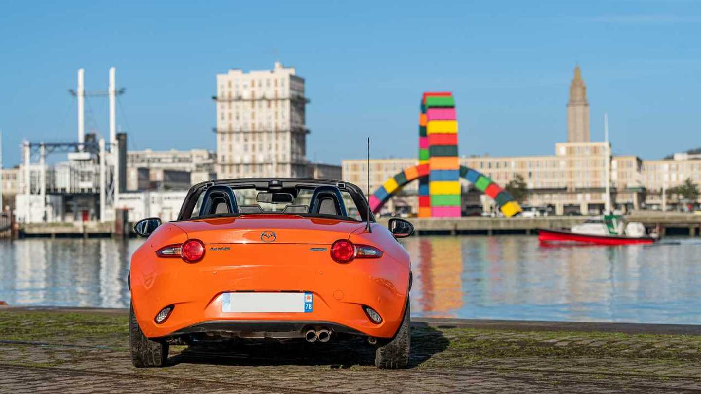 Essai comparatif : la Porsche 911 défie la Mazda MX-5