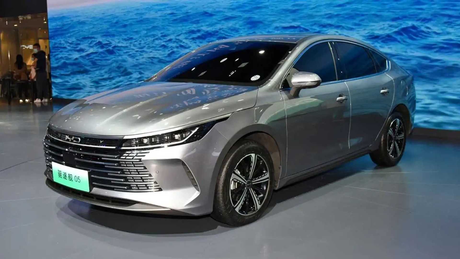 Veja qual pode ser o primeiro sedã híbrido da BYD no Brasil