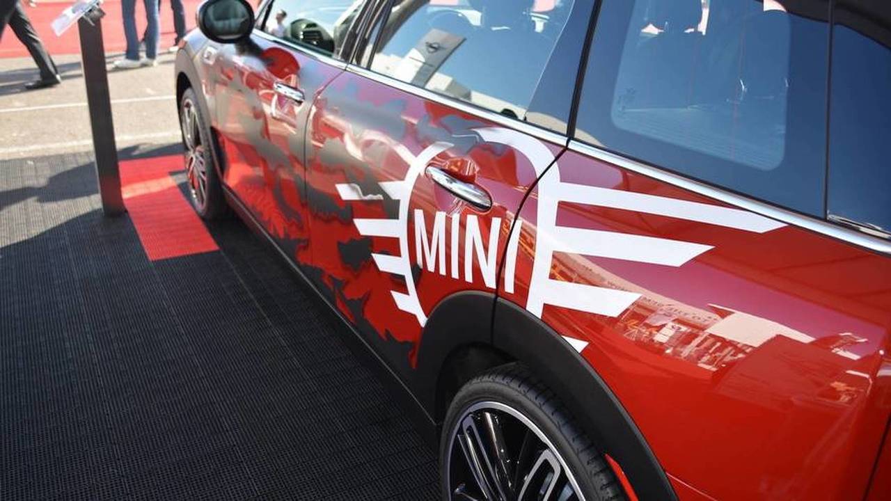 MINI anuncia adoção de emblema simplificado para 2018