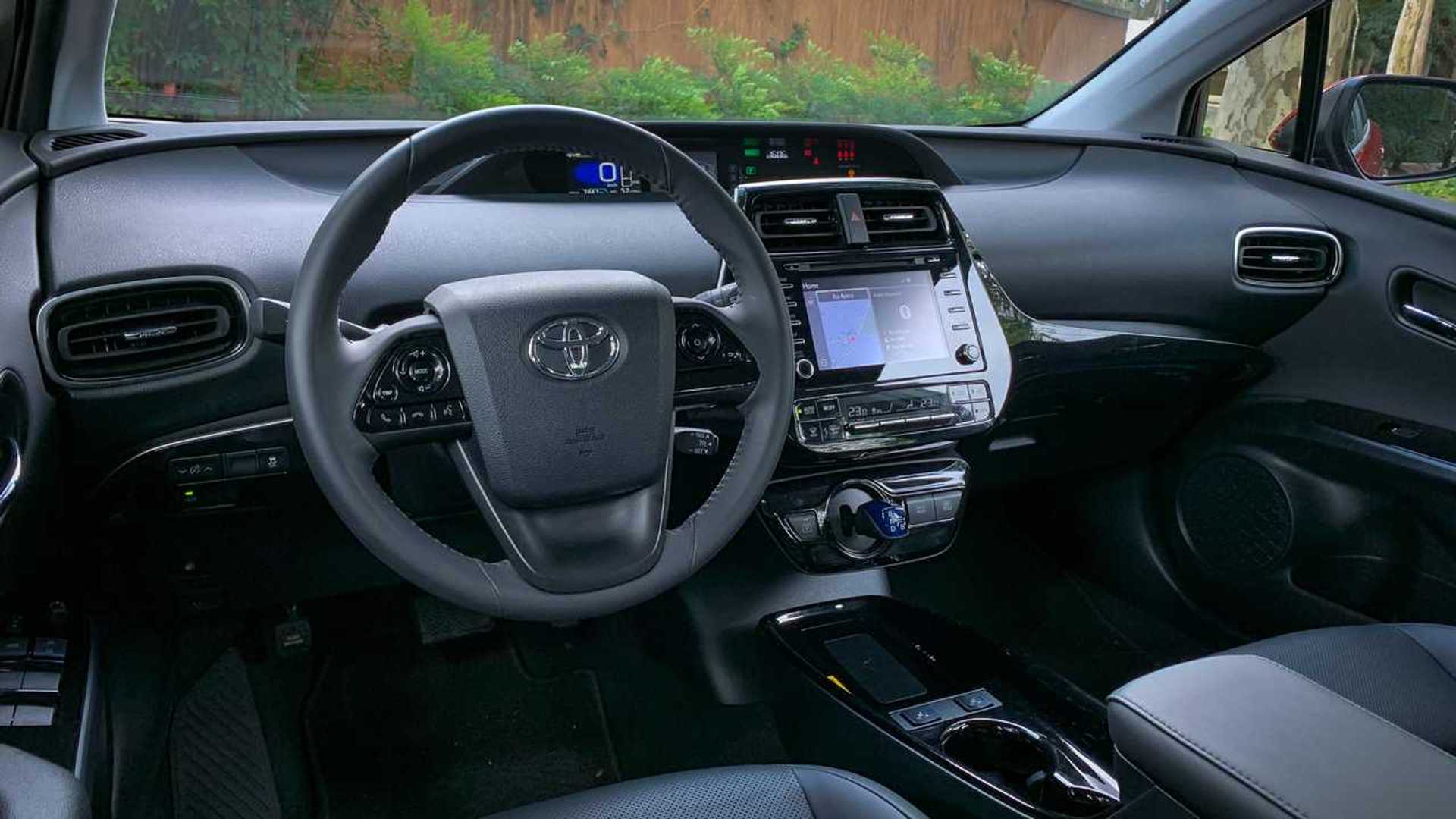 Comparativo Toyota Corolla Hybrid vs. Prius: Criatura ou criador?