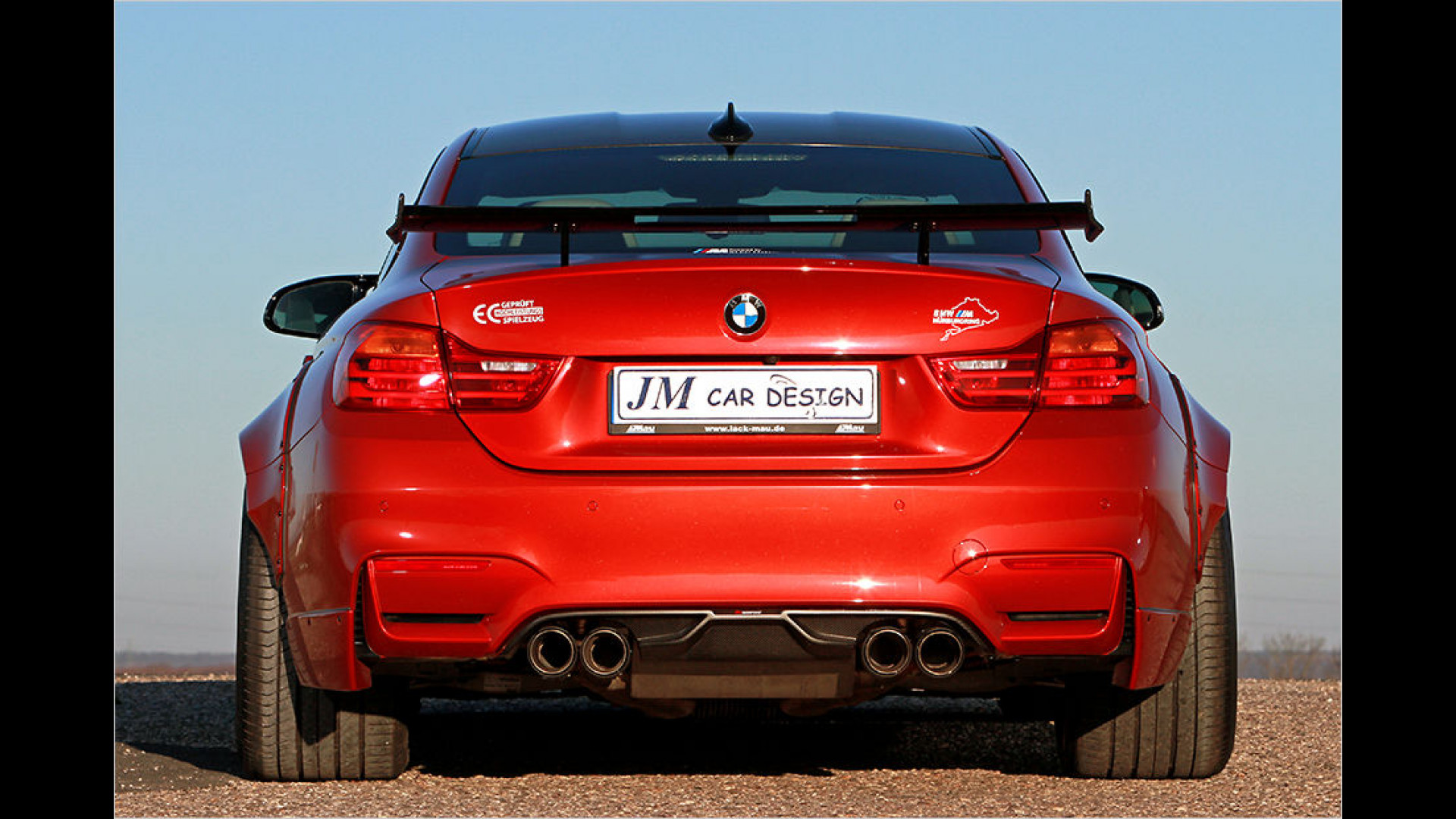 Knallrot und breitschultrig