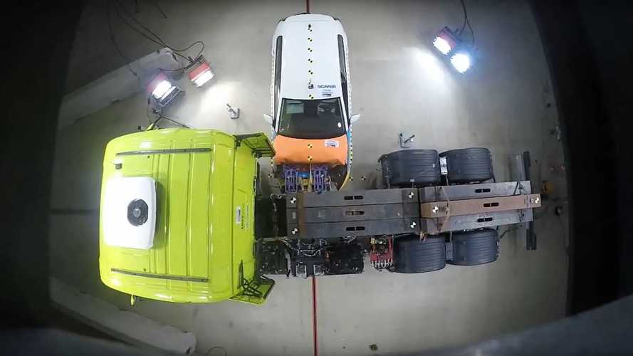 Dritto contro la batteria: il crash test del camion elettrico è ...