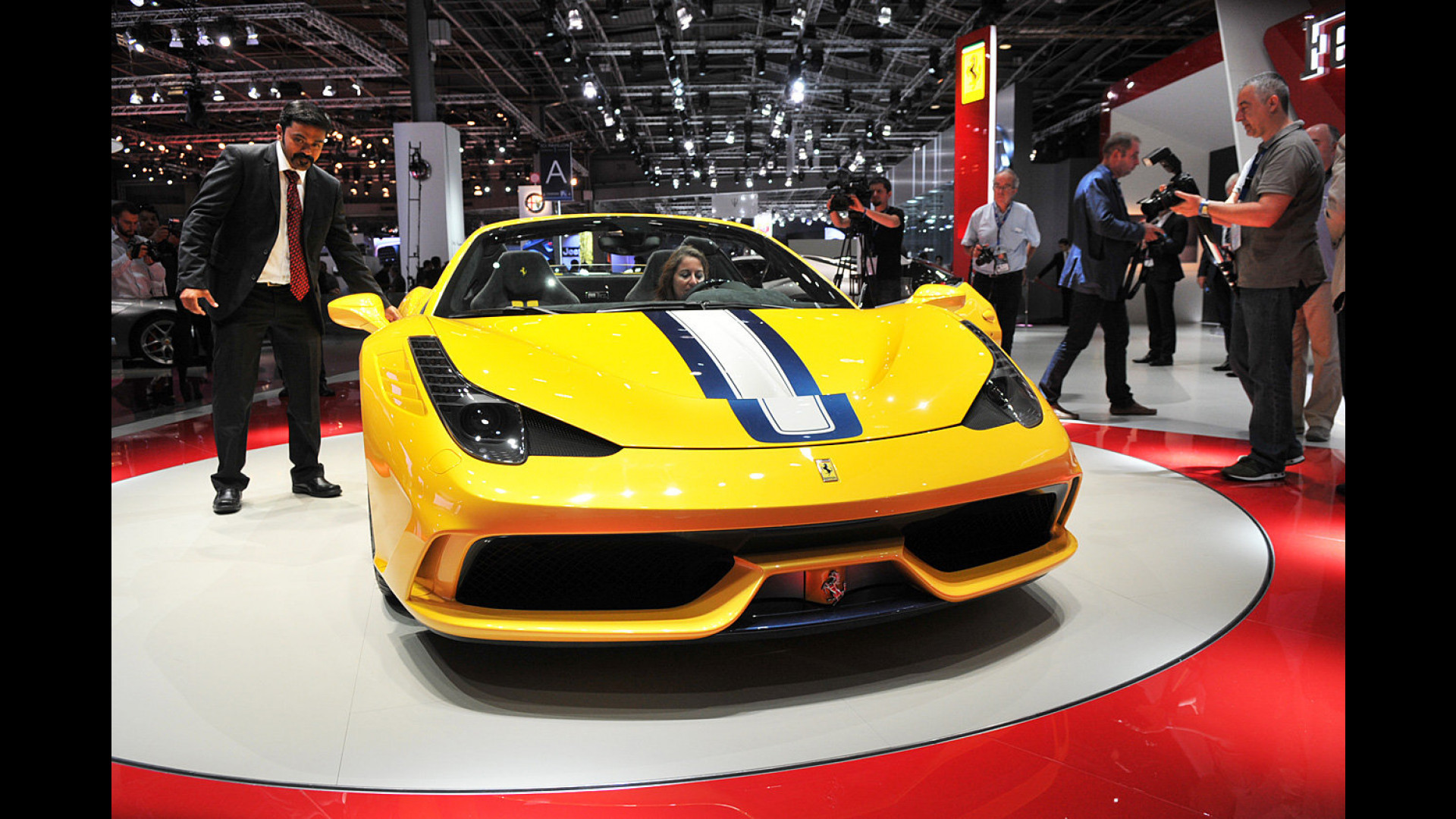 Ferrari 458 Speciale A, la "Rossa" gialla e blu emoziona a Parigi