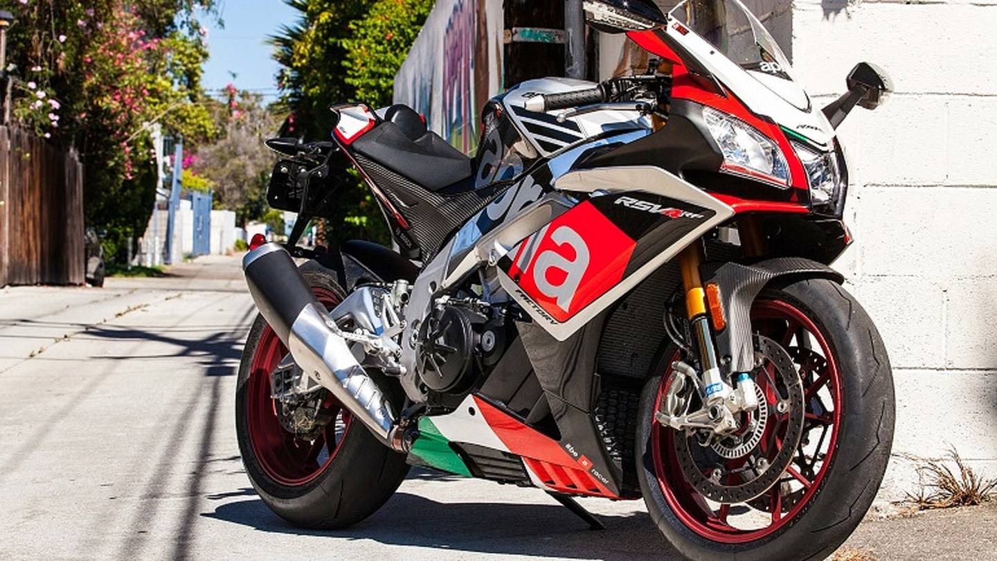 Superbike of the Year: Yamaha YZF-R1 vs Aprilia RSV4