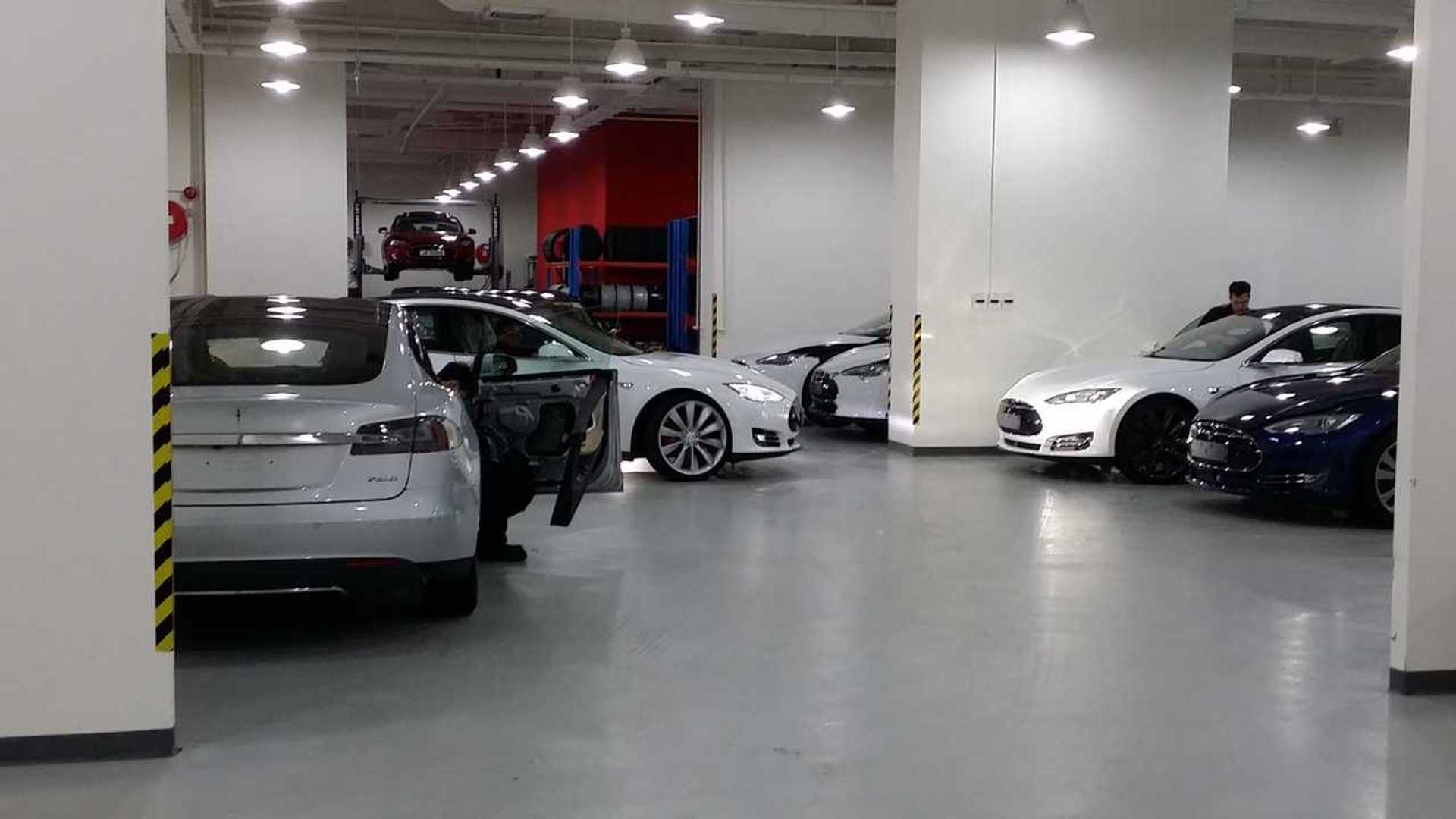 Tesla Hong Kong Delivers First Batch Of RHD Model S P85D