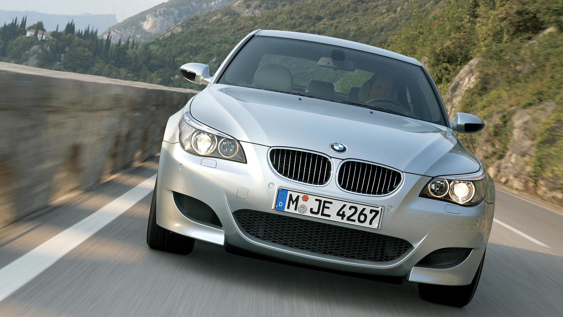 BMW E60 M5 Faces Newer M140i, 840d In A Drag Race