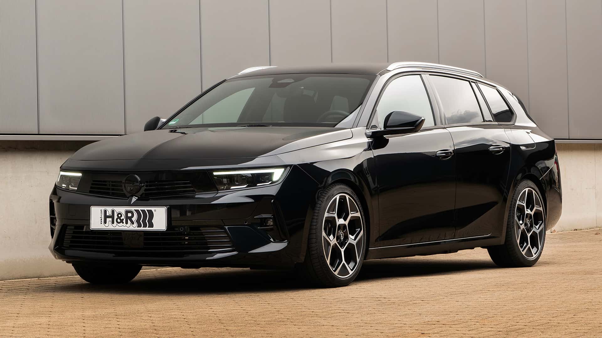 Opel Astra Sports Tourer mit H&R-Tieferlegungsfedern