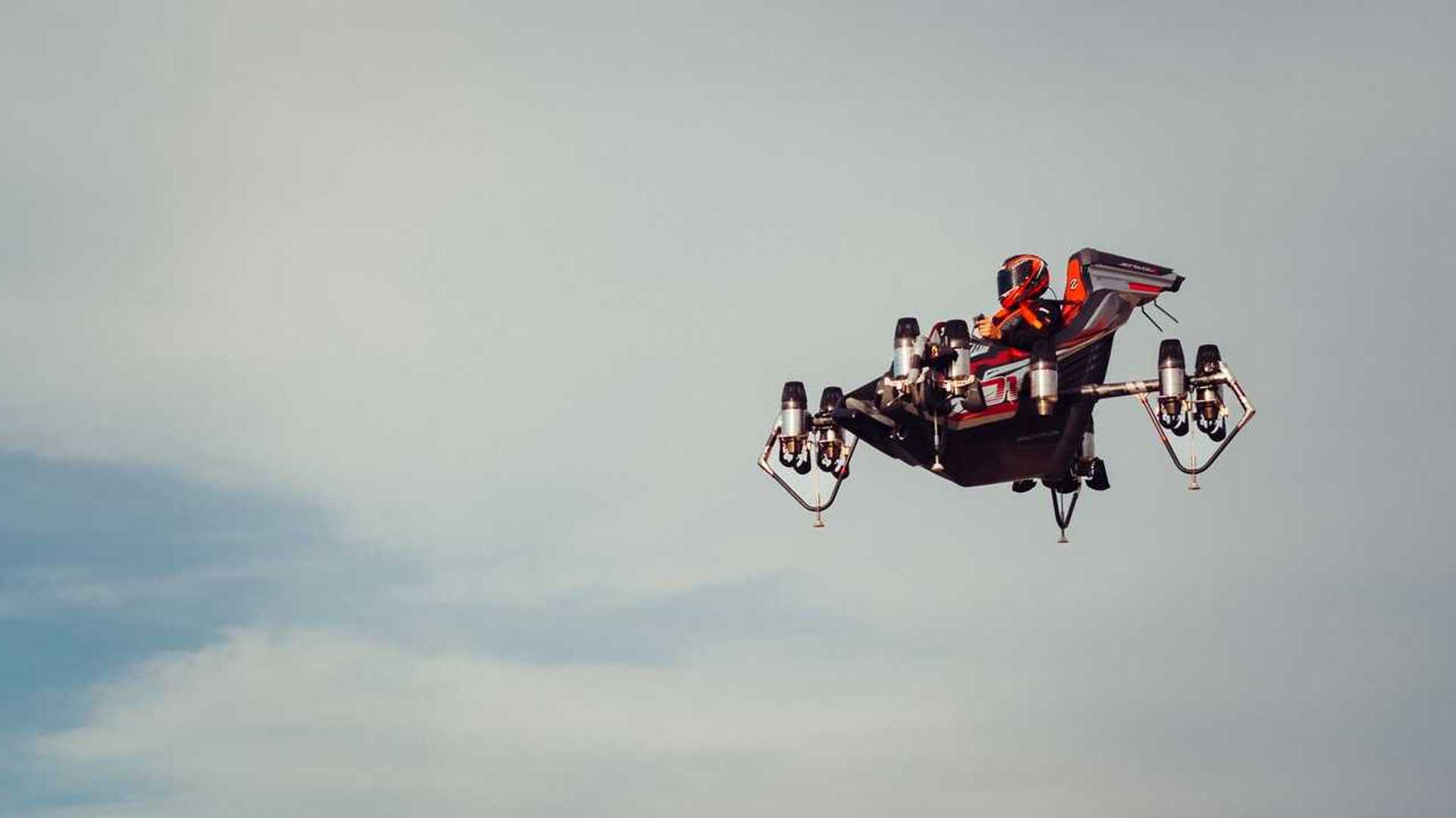 Franky Zapata présente le Jet Racer, sa voiture volante