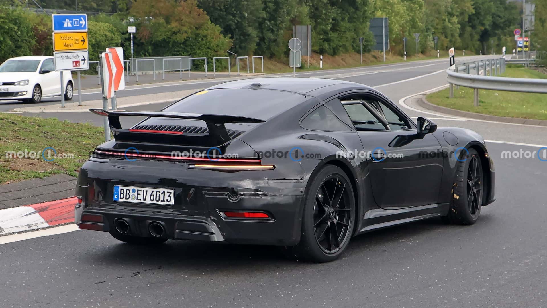 Porsche 911 GTS'in makyajlısı hibrit motorla görüntülendi