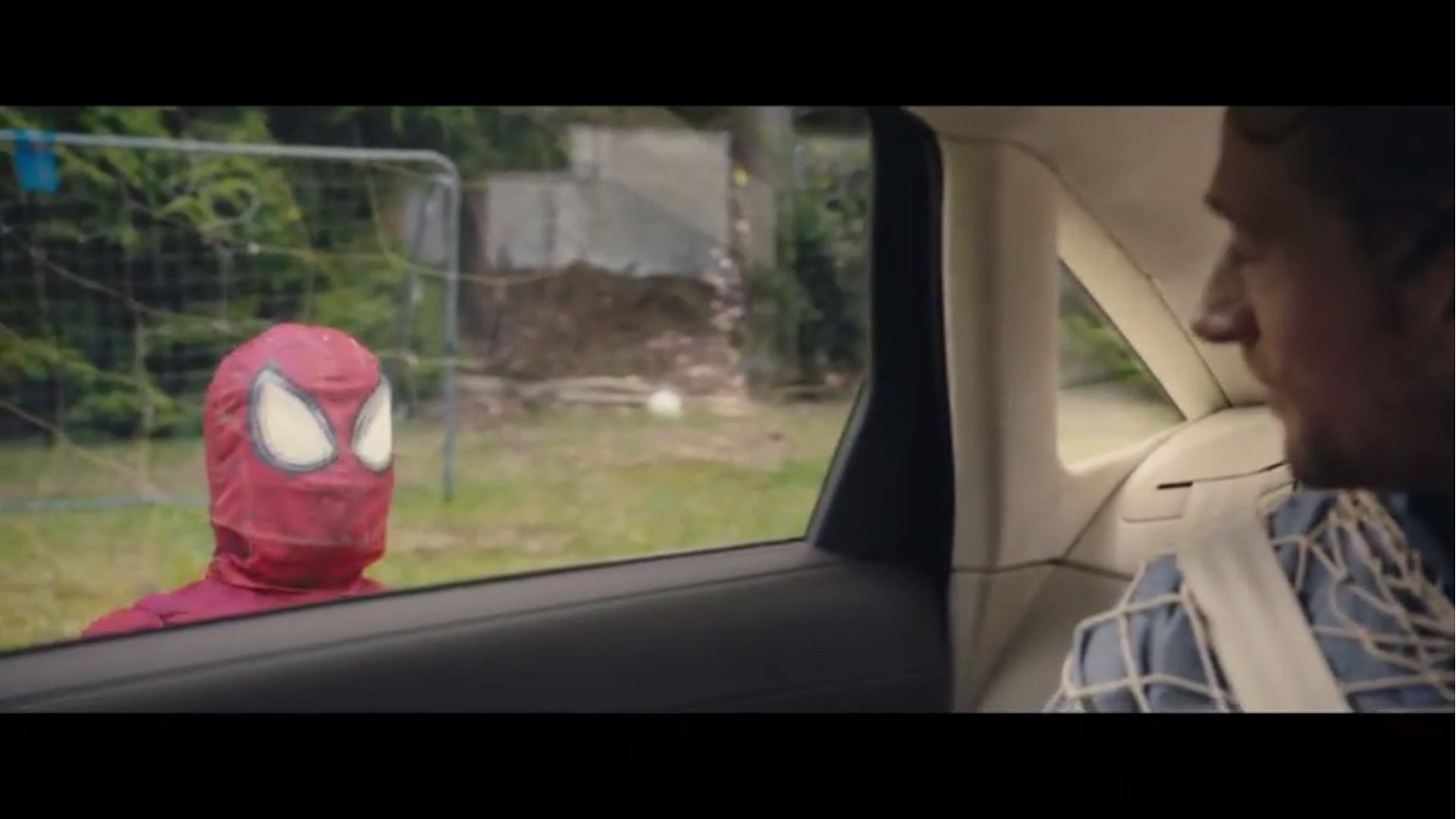 Spider-Man se deja ver sobre el Audi A8 2018