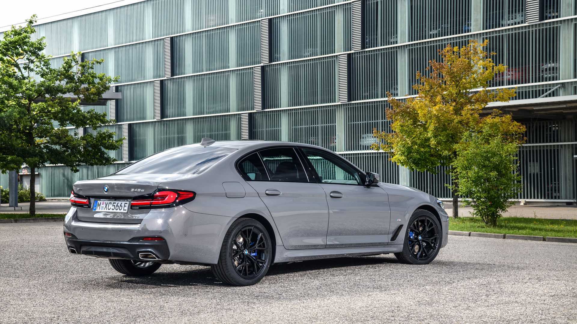 BMW 545e xDrive PHEV é lançado com 394 cv e consumo de até 47,6 km/l