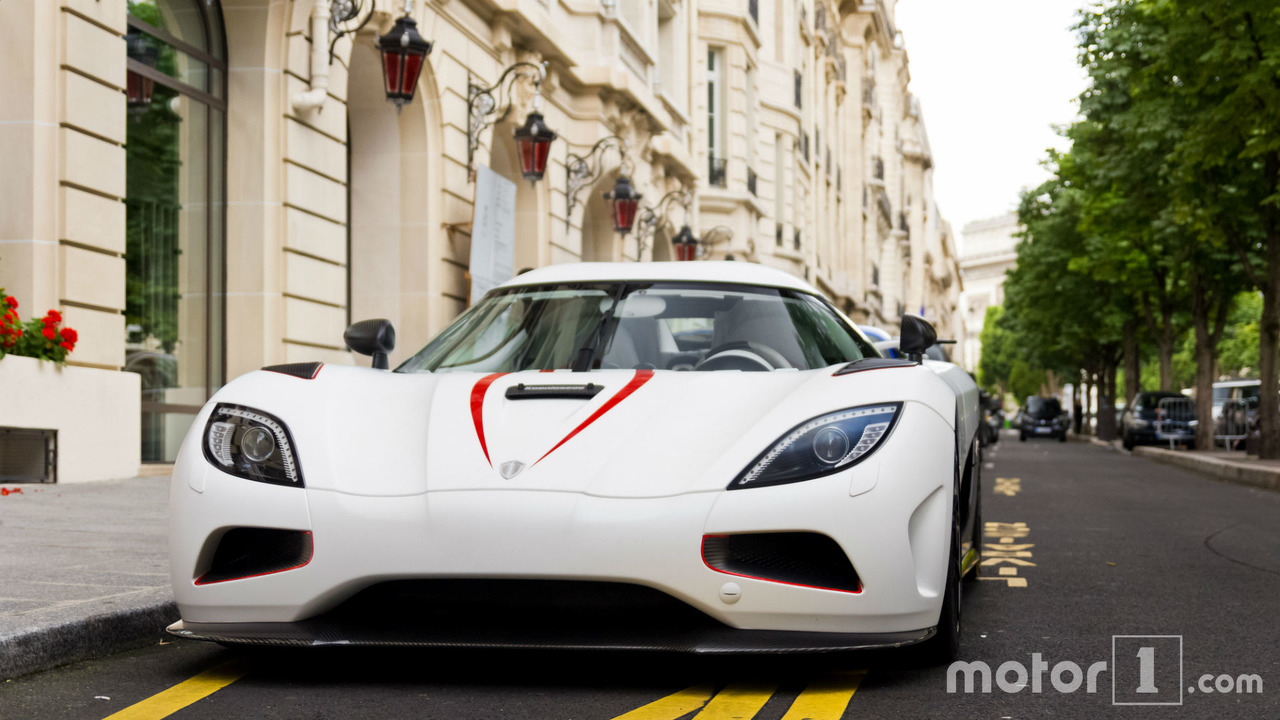 PHOTOS - Une rare Koenigsegg immortalisée à Paris