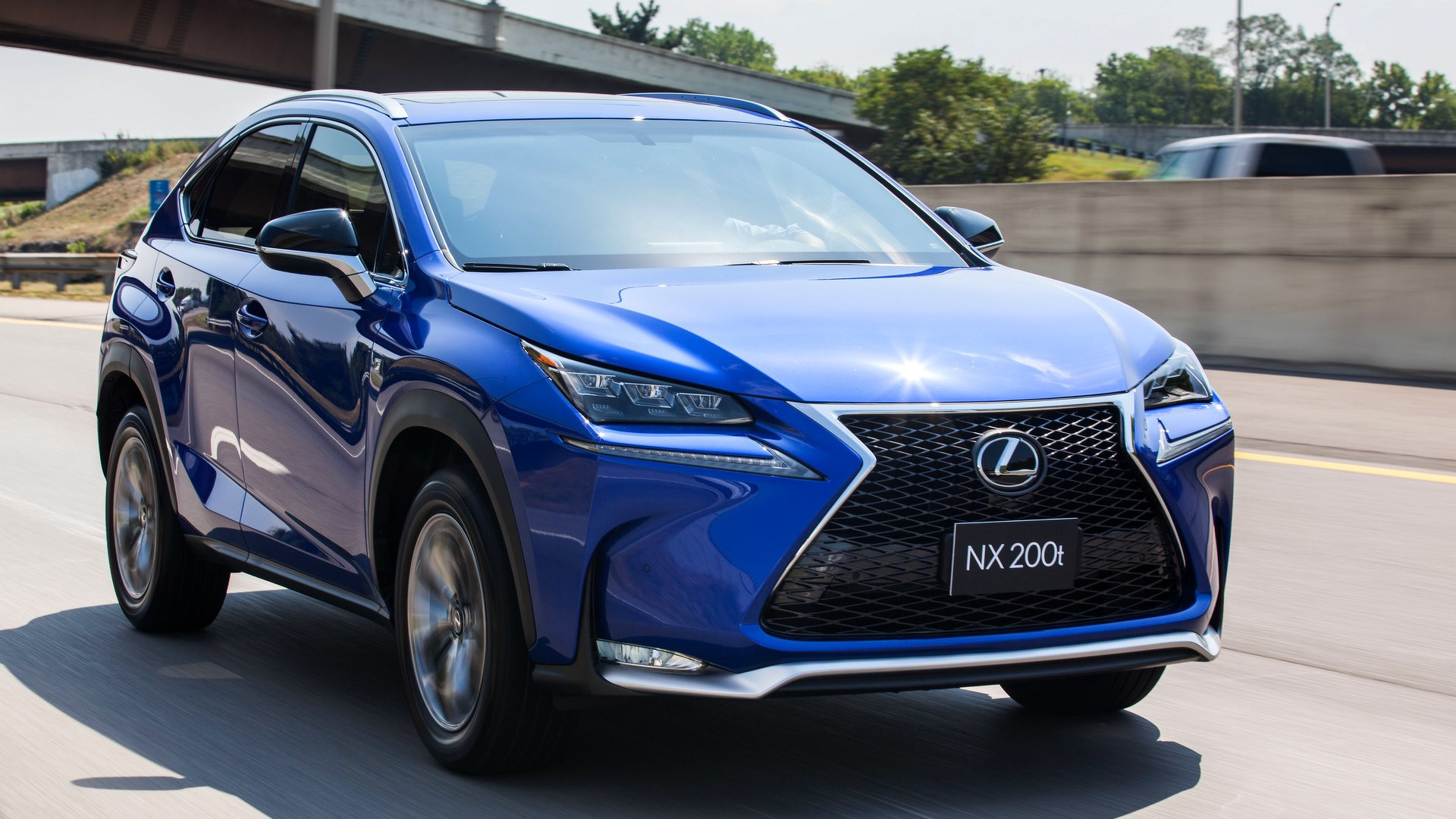 Lexus bate recorde e emplaca quase 700 mil unidades em 2016