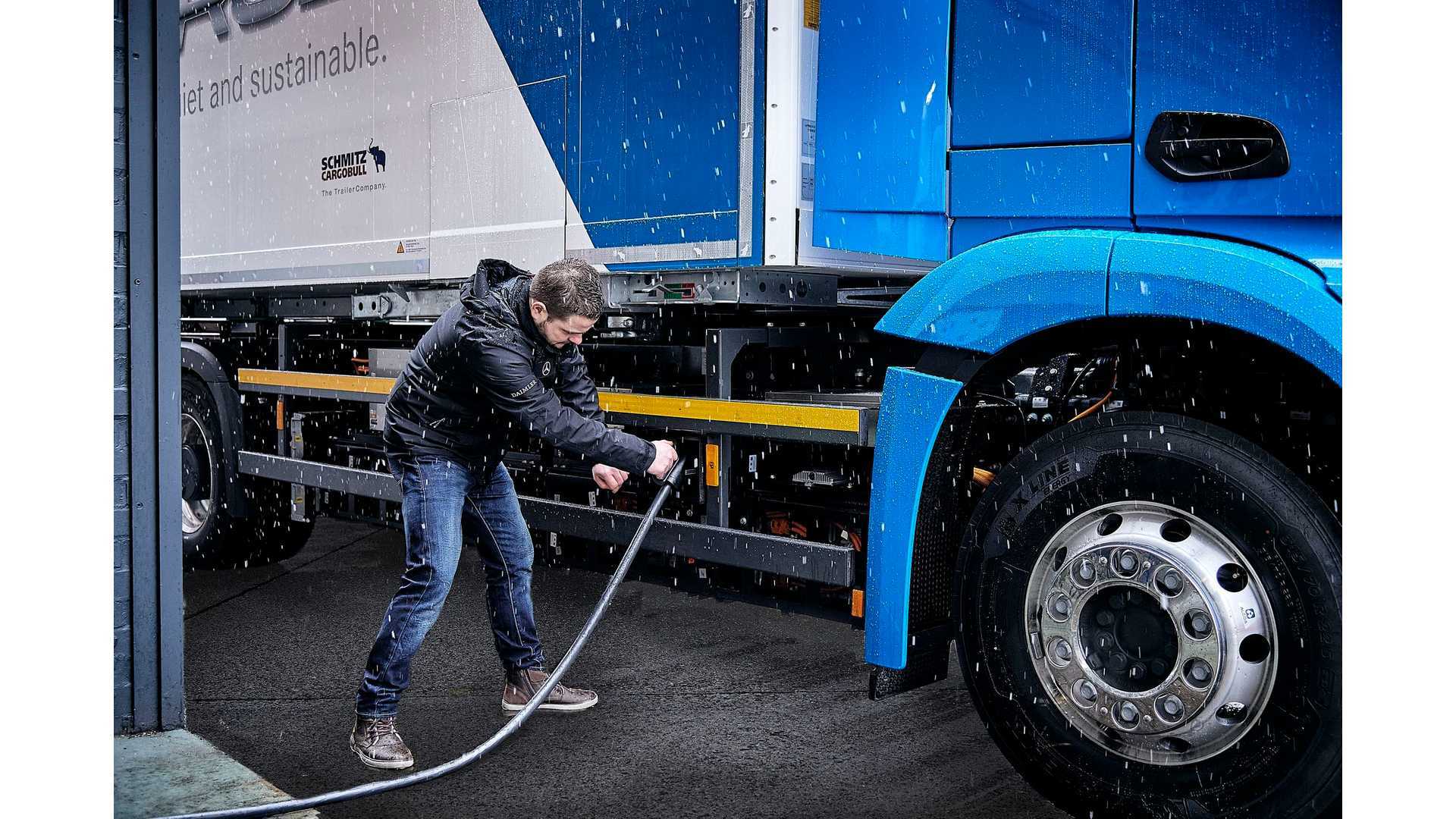 Mercedes-Benz Delivers First 10 eActros Electric Trucks
