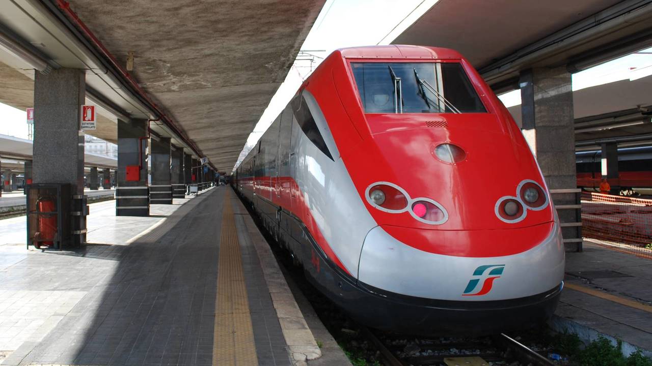Viaggi, gli italiani preferiscono il treno, le auto al secondo posto