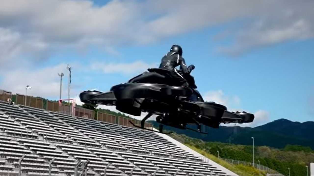 Moto voadora já existe, mas preço assusta mais que a altura