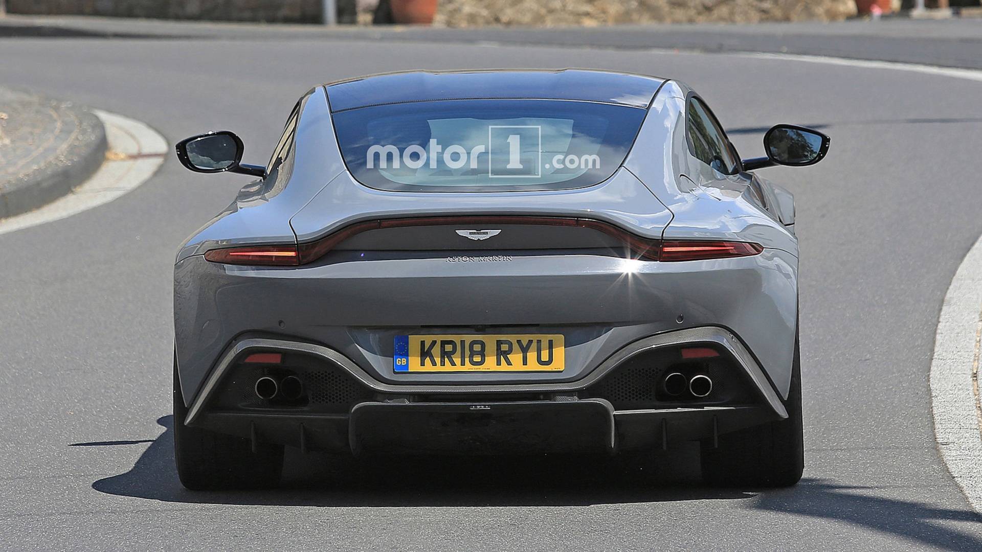 L'Aston Martin Vantage S en approche
