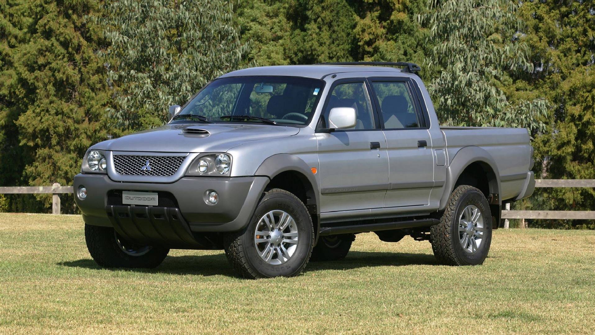 #TBT Motor1.com - Mitsubishi L200, a picape que inaugurou a fábrica de ...