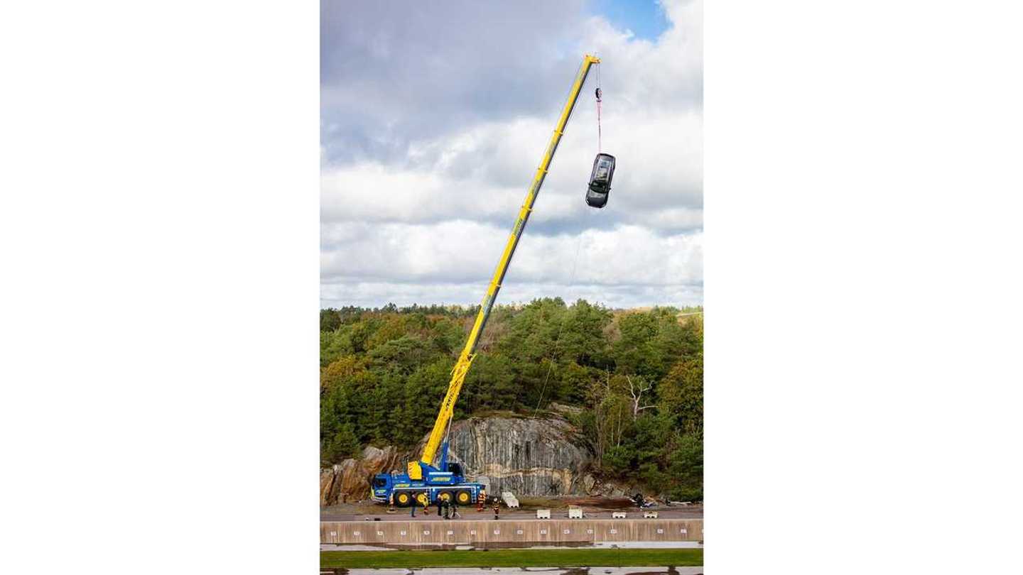 Vidéo - Volvo balance des voitures de 30 m de haut pour la bonne cause