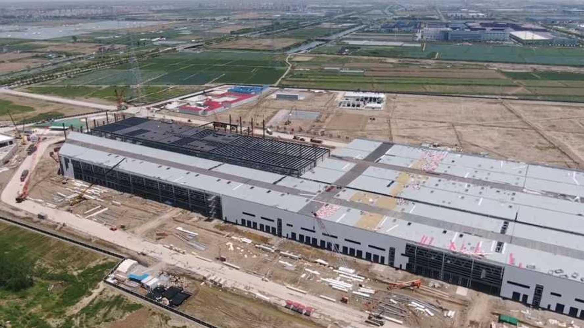 VIDÉO - La Gigafactory 3 sort de terre