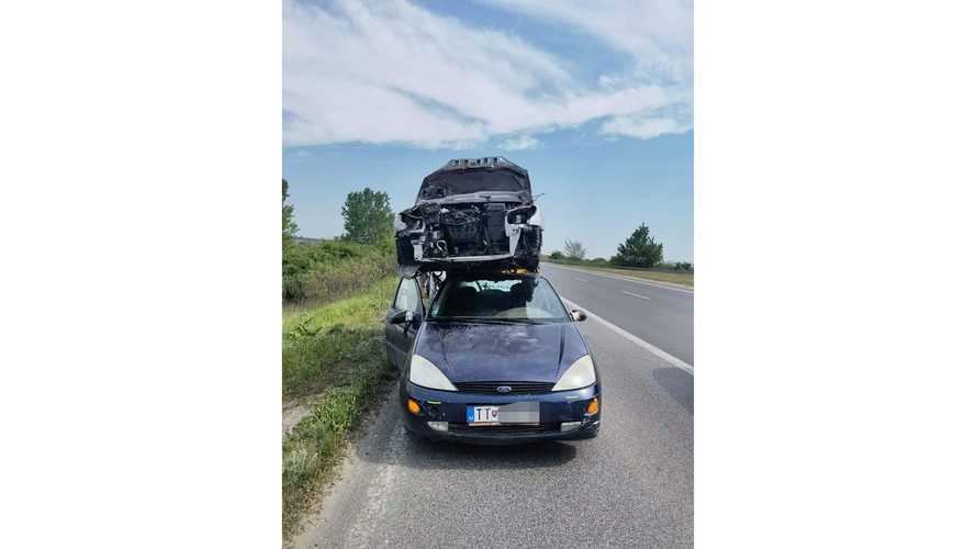 Ford Focus mit Peugeot 206 CC auf dem Dach erwischt