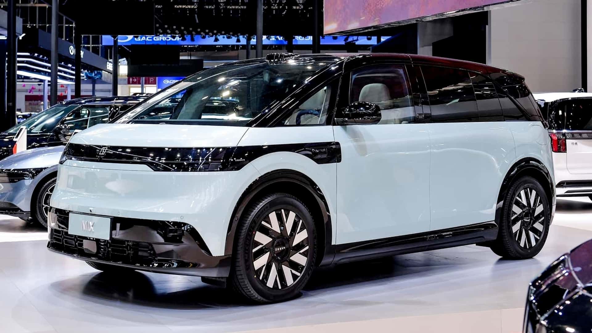 Zeekr Mix: minivan elétrica modular faz estreia para o grande público