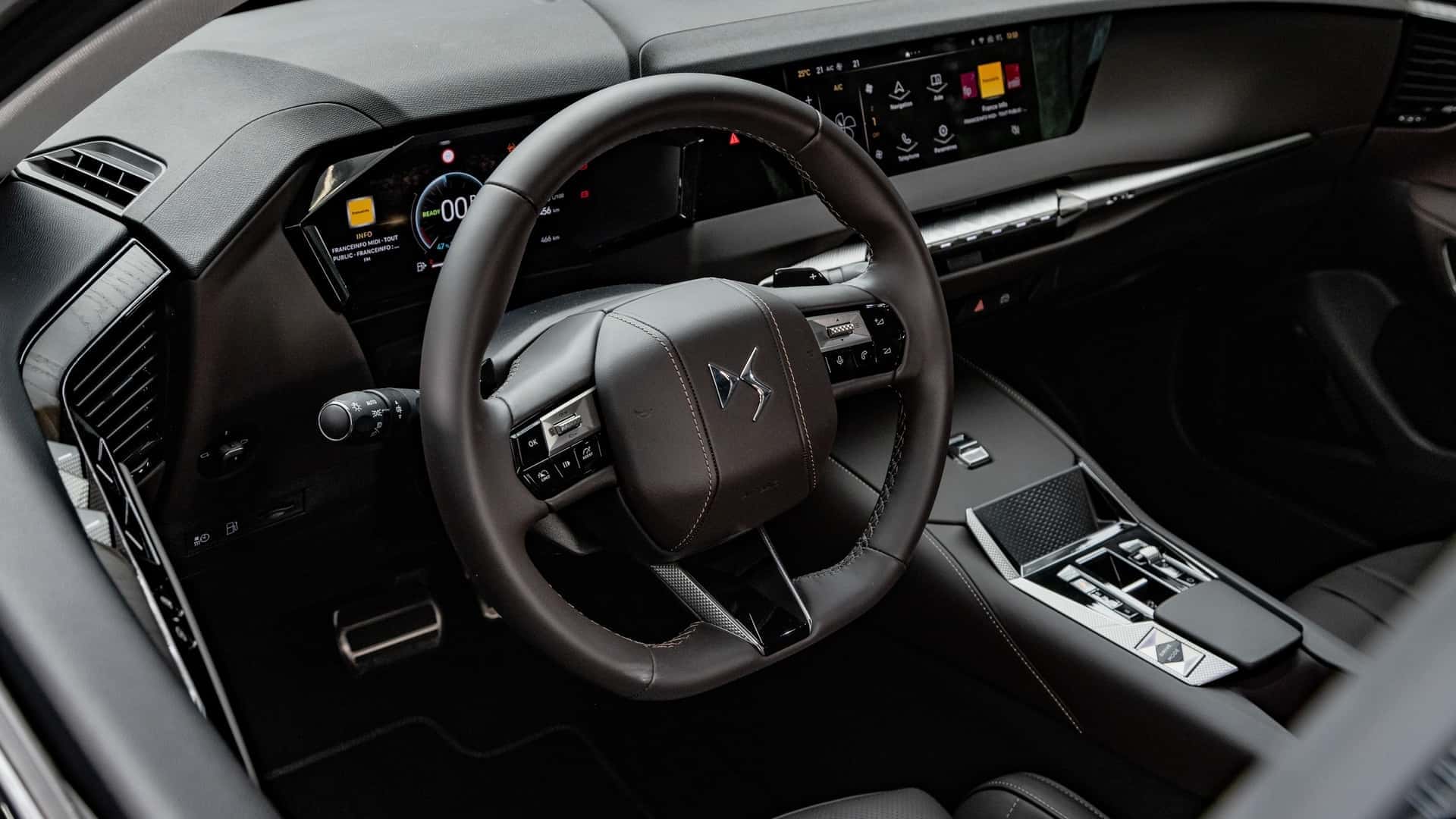 Foto: DS N°4, gli interni e il bagagliaio | Motor1.com