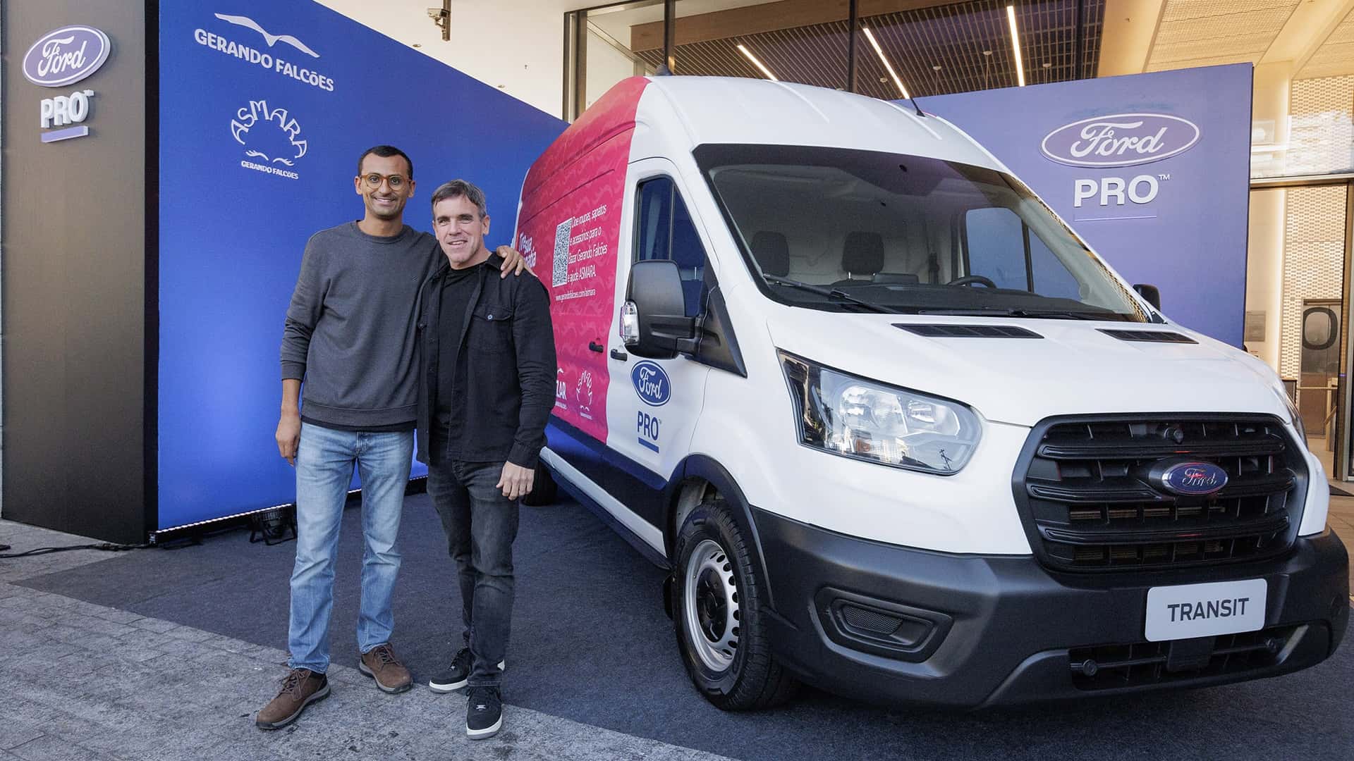 Ford comemora 60 anos da Transit com evento e veículos especiais