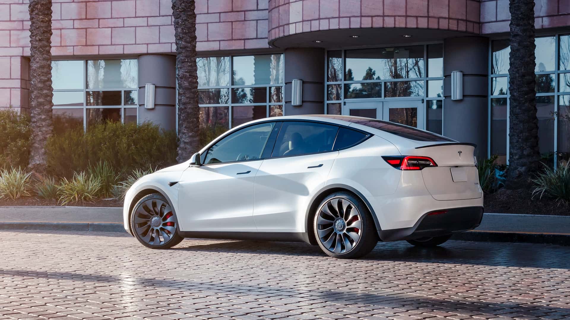 Tesla Model Y cargo, debutta in Francia la versione van a 2 posti