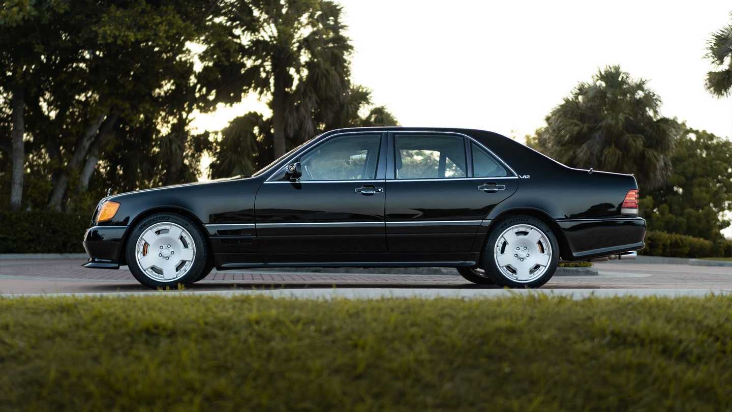 Este Mercedes-Benz 600 SEL de 1992 es un genial restomod V12