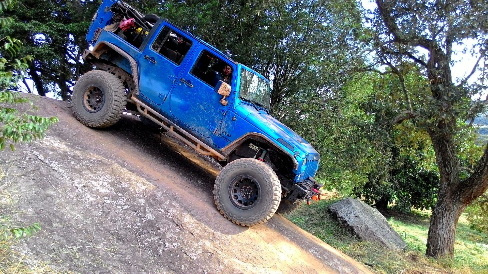 Jeep celebra dia 4x4 com teste off-road e modelos clássicos