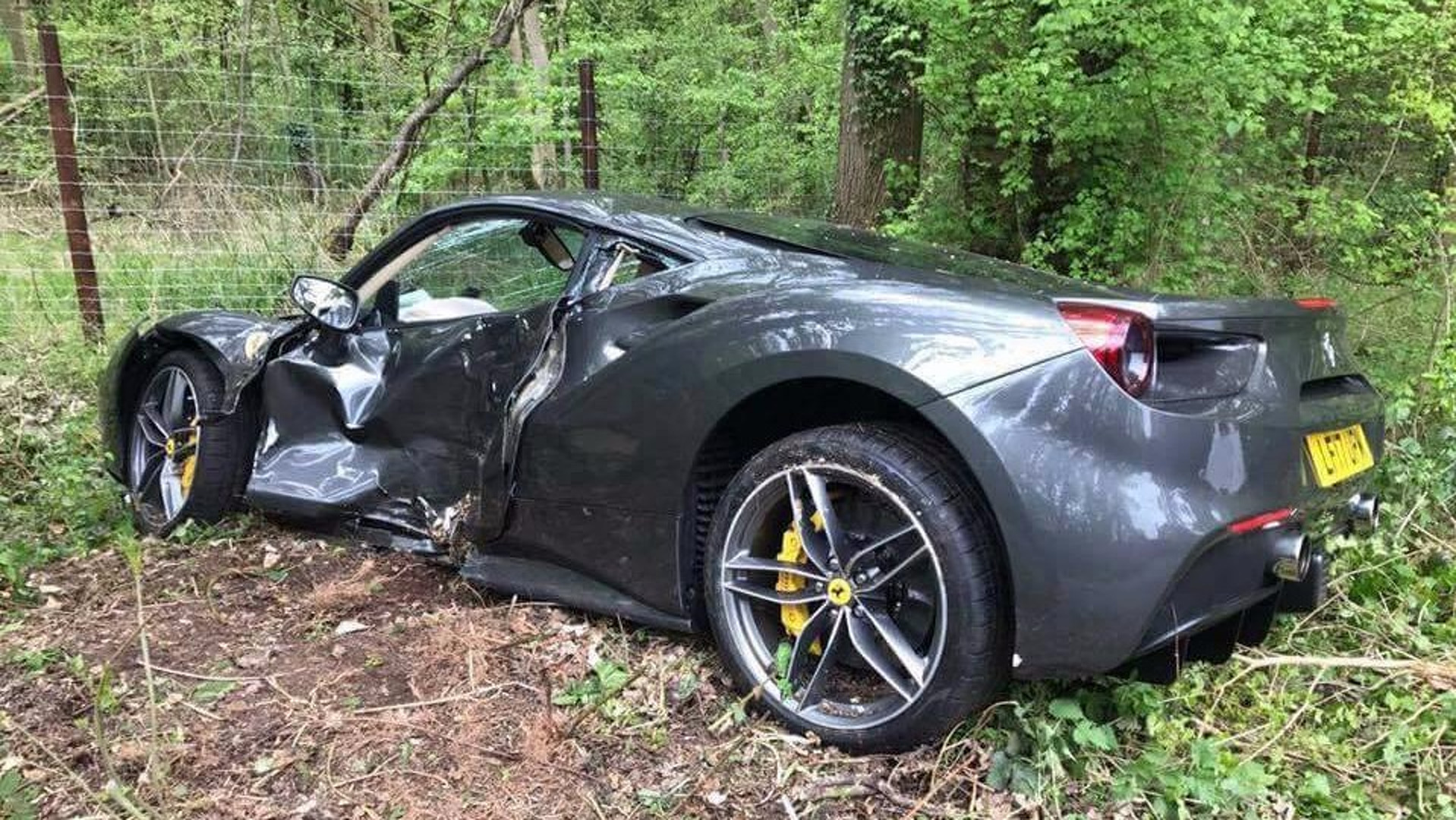 À peine livrée, cette Ferrari 488 GTB finit dans le fossé