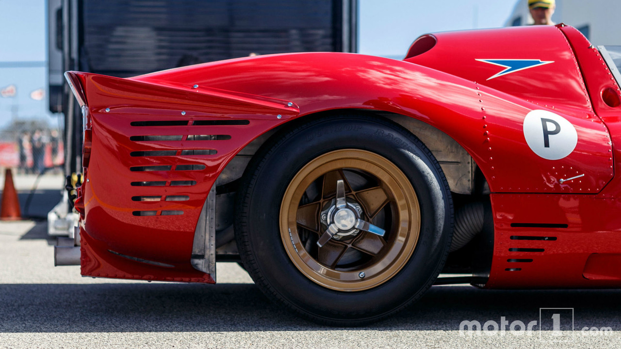 PHOTOS - Une des trois Ferrari 330 P4 prend la pose à Daytona