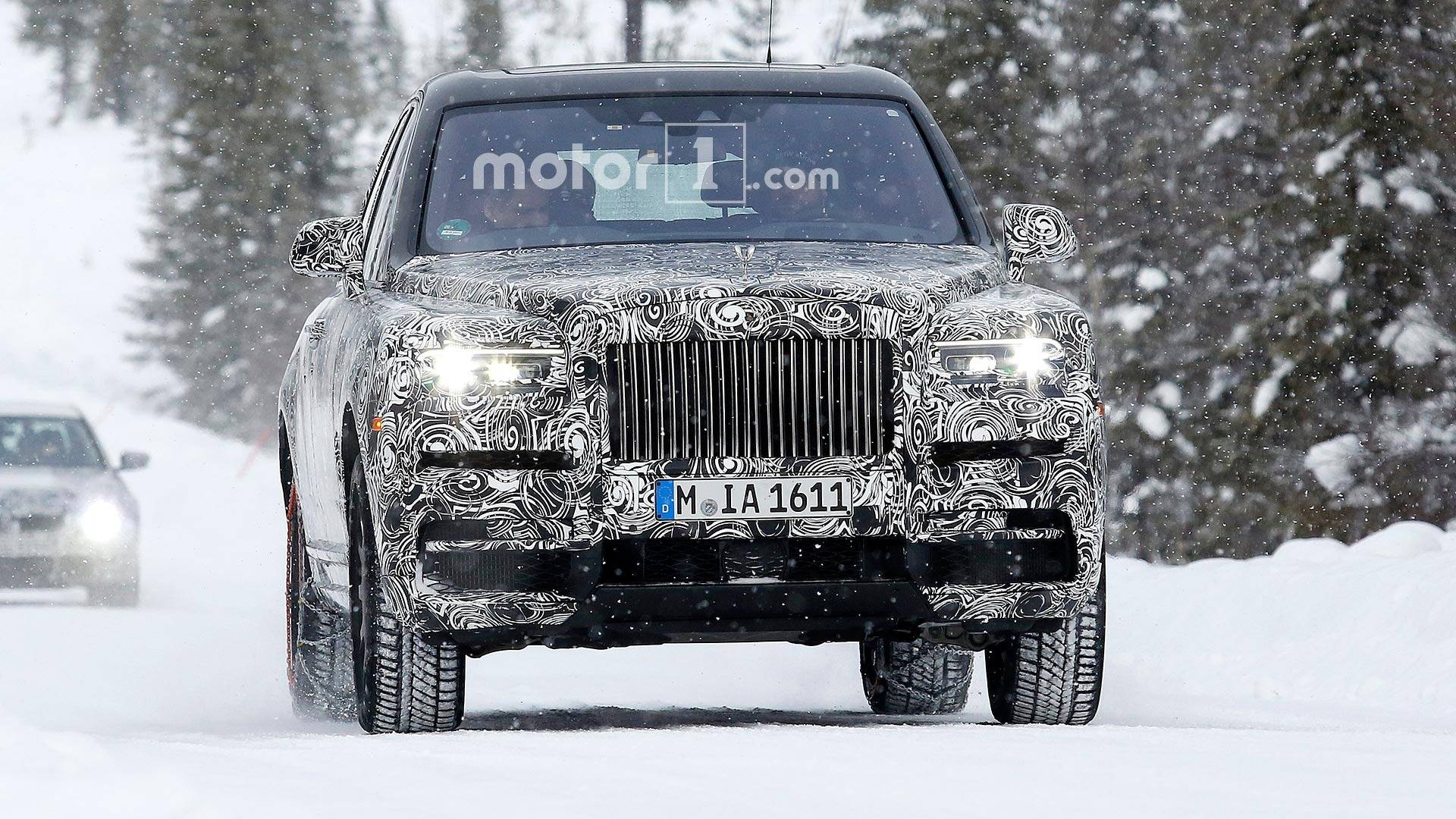 Rolls-Royce Cullinan spotted testing with Range Rover | Motor1.com Photos