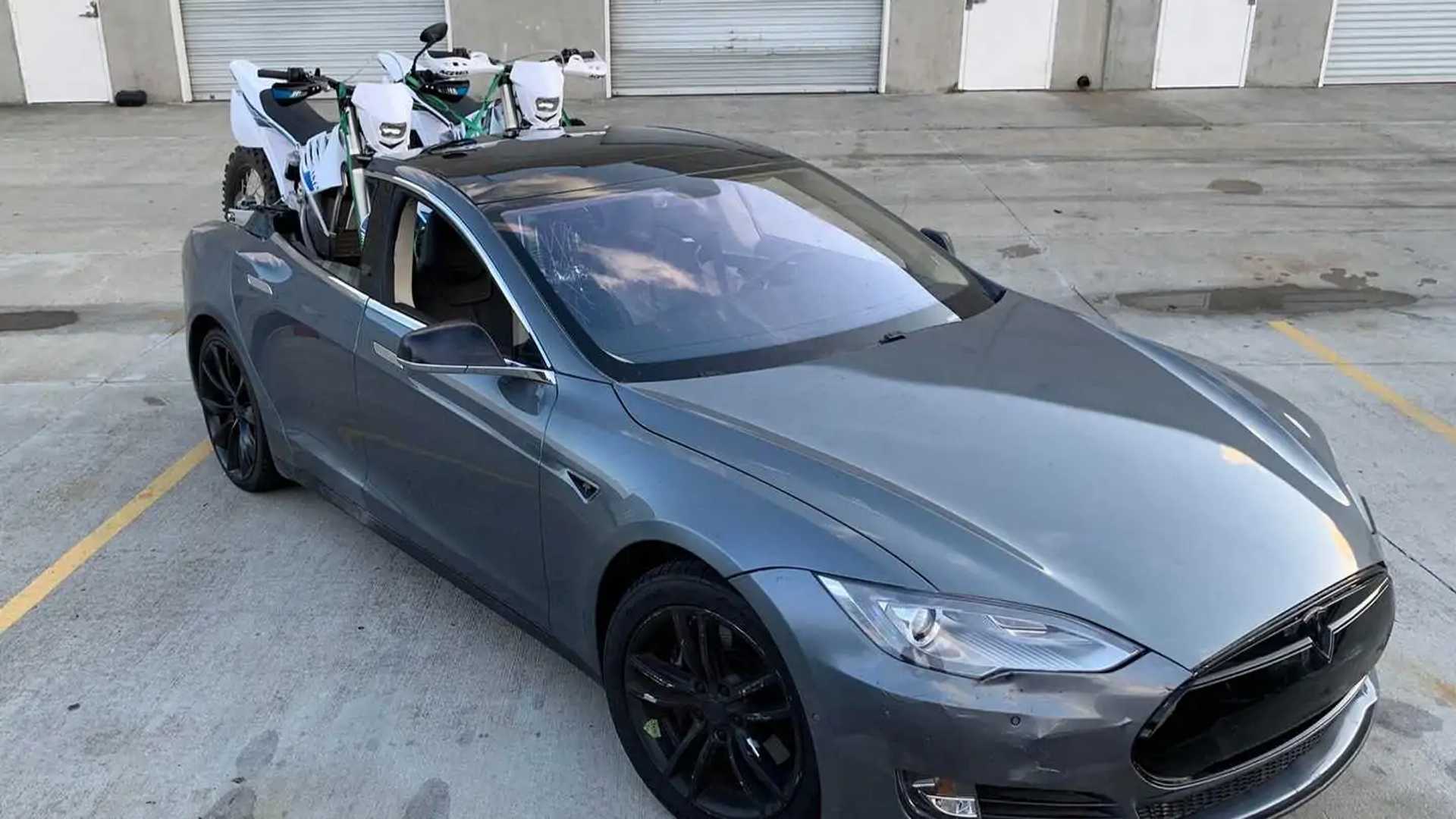 Tesla Model S Dolphin Grey