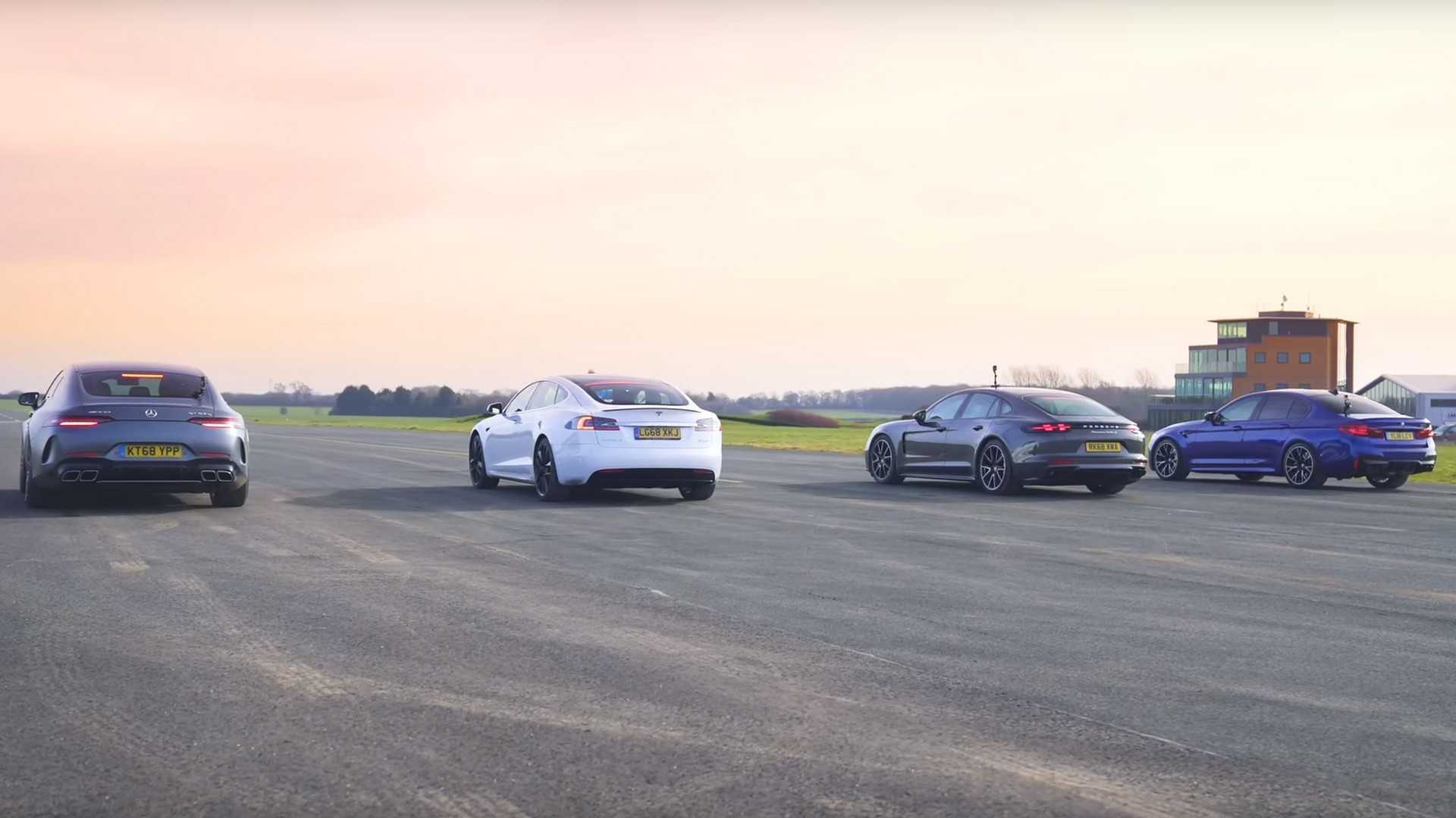 Une Tesla Model S affronte une Mercedes-AMG GT 4 Portes