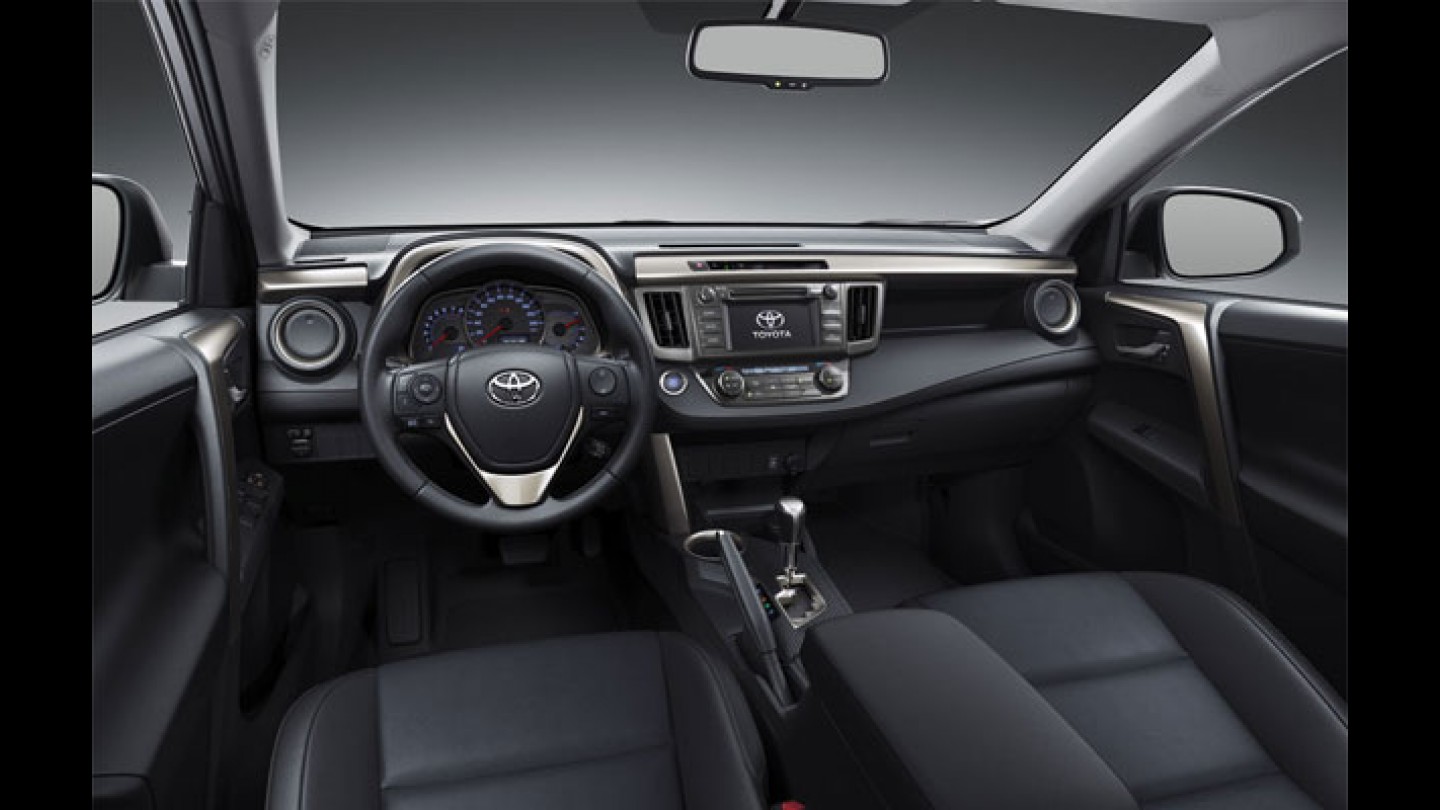 Toyota RAV4 2015 ganha versão Top 4x2 por R$ 123,7 mil