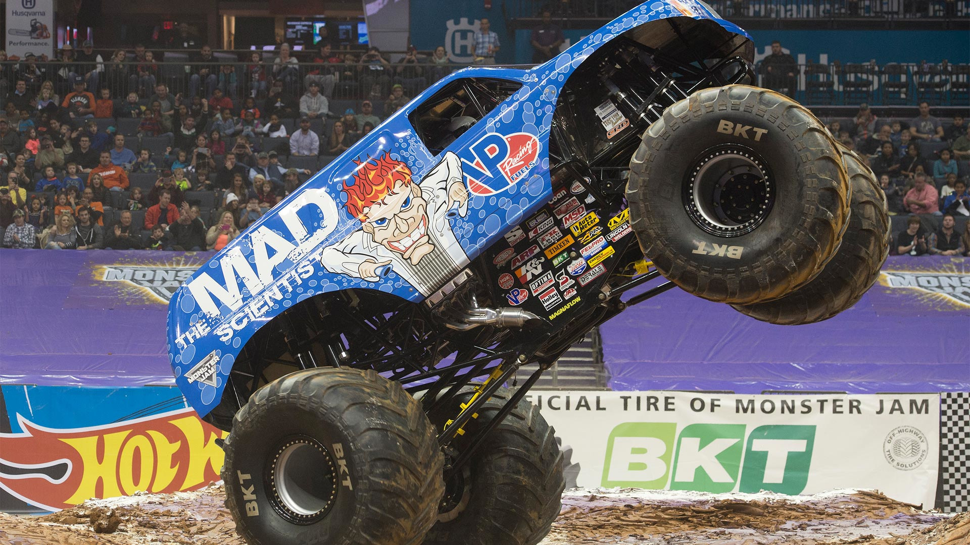 Un Monster Truck Haciendo Un Backflip Frontal Sin Duda Lo Más