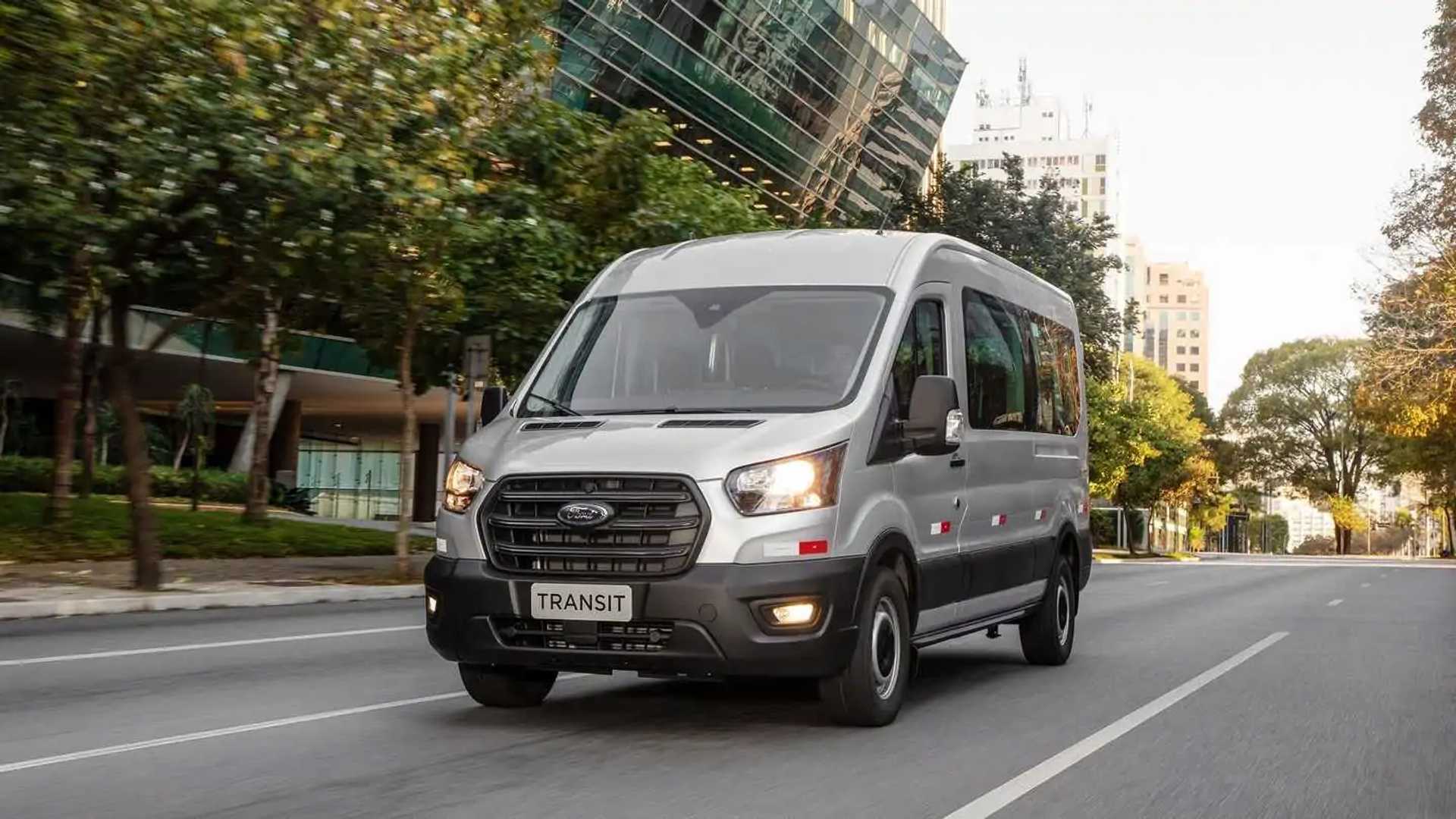 Nova Ford Transit chega ao Brasil em 5 versões e até 19 lugares