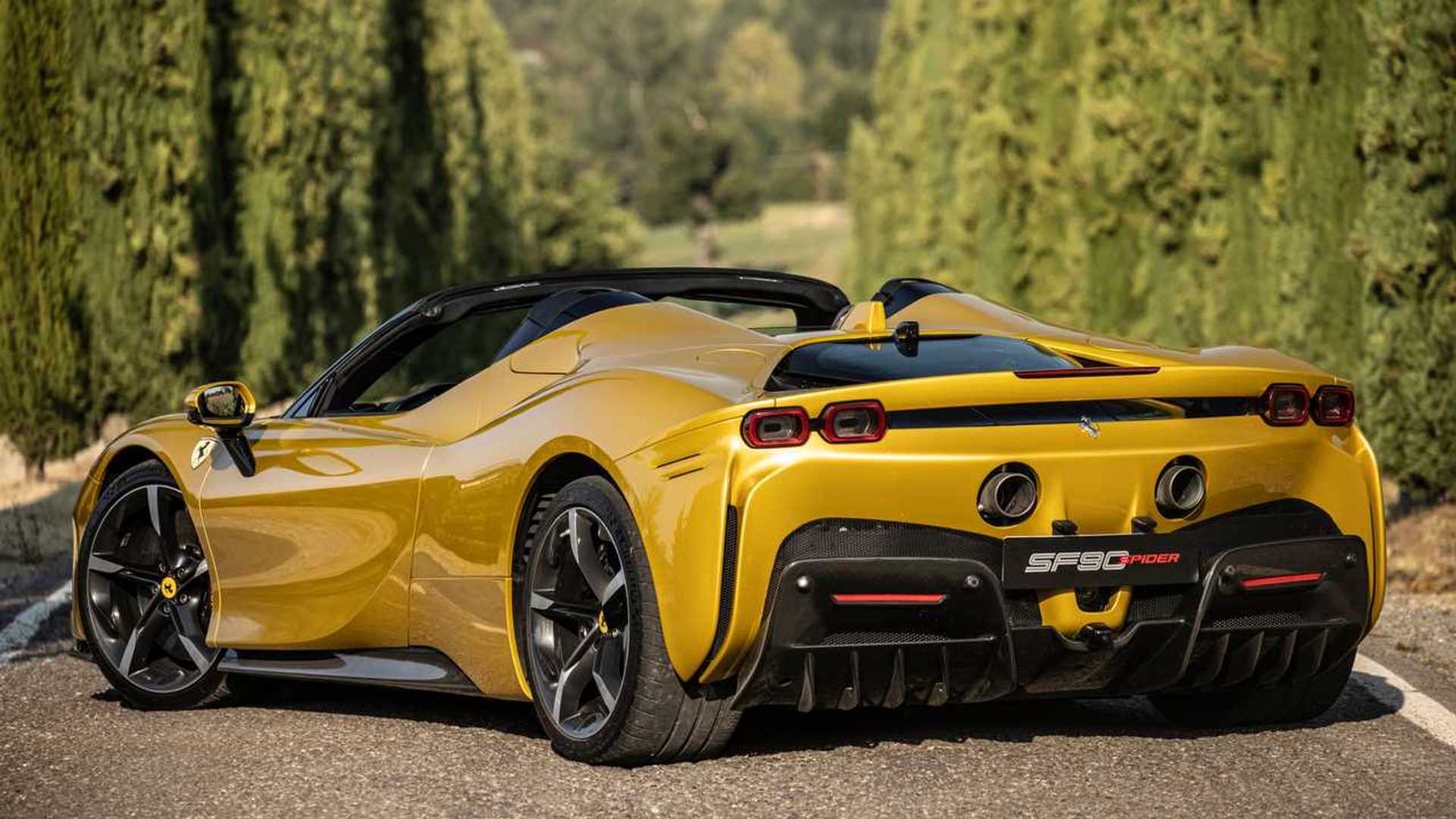 Ferrari SF90 Spider, a cielo aperto con la supercar da 1.000 CV