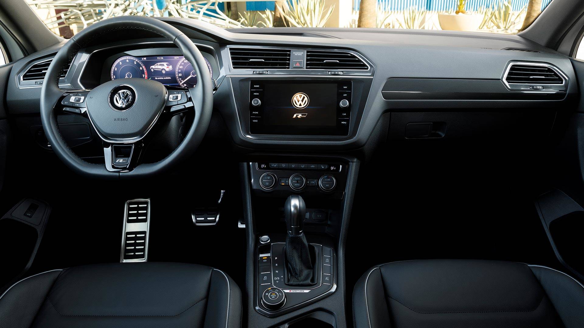 2018 Volkswagen Tiguan R-Line Csomag | Motor1.com Fotók