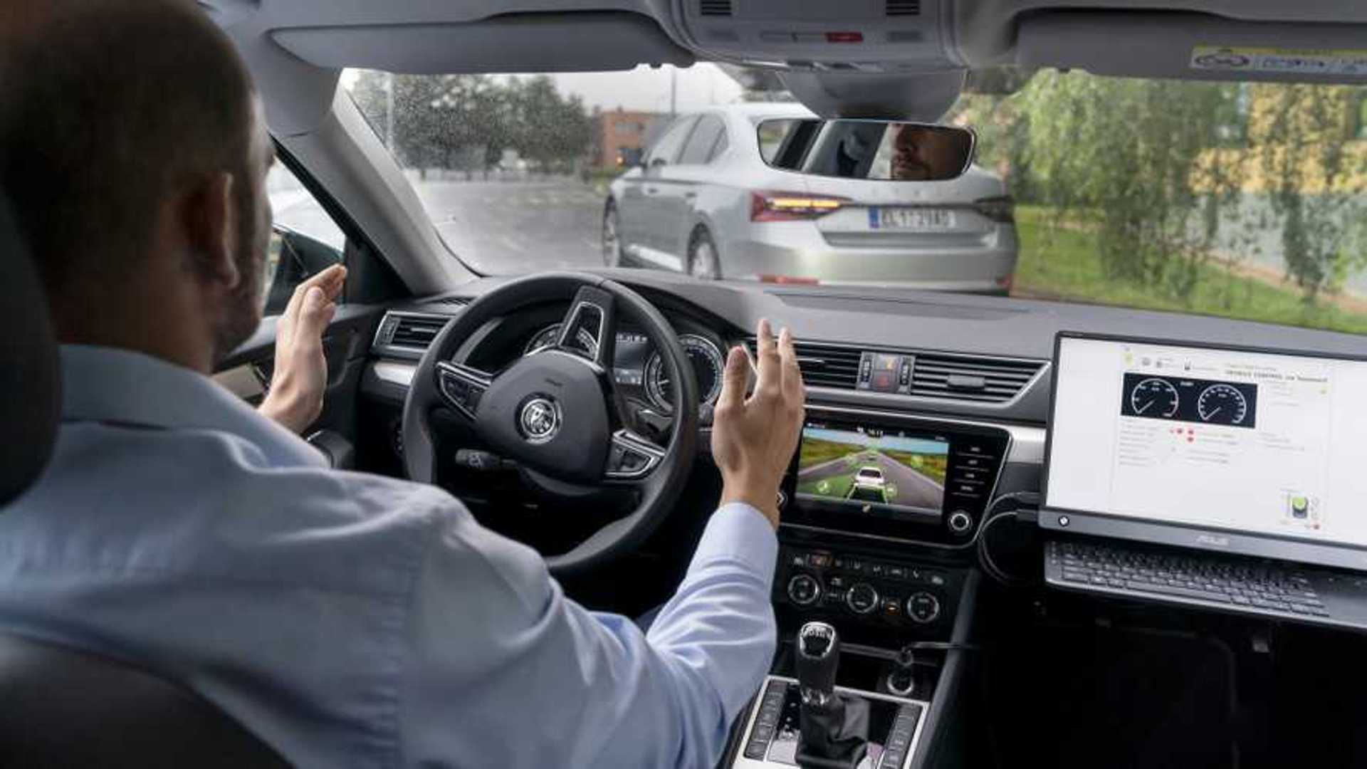 Skoda'nın yeni otonom teknolojileri ilginç bir takip sistemi içerecek