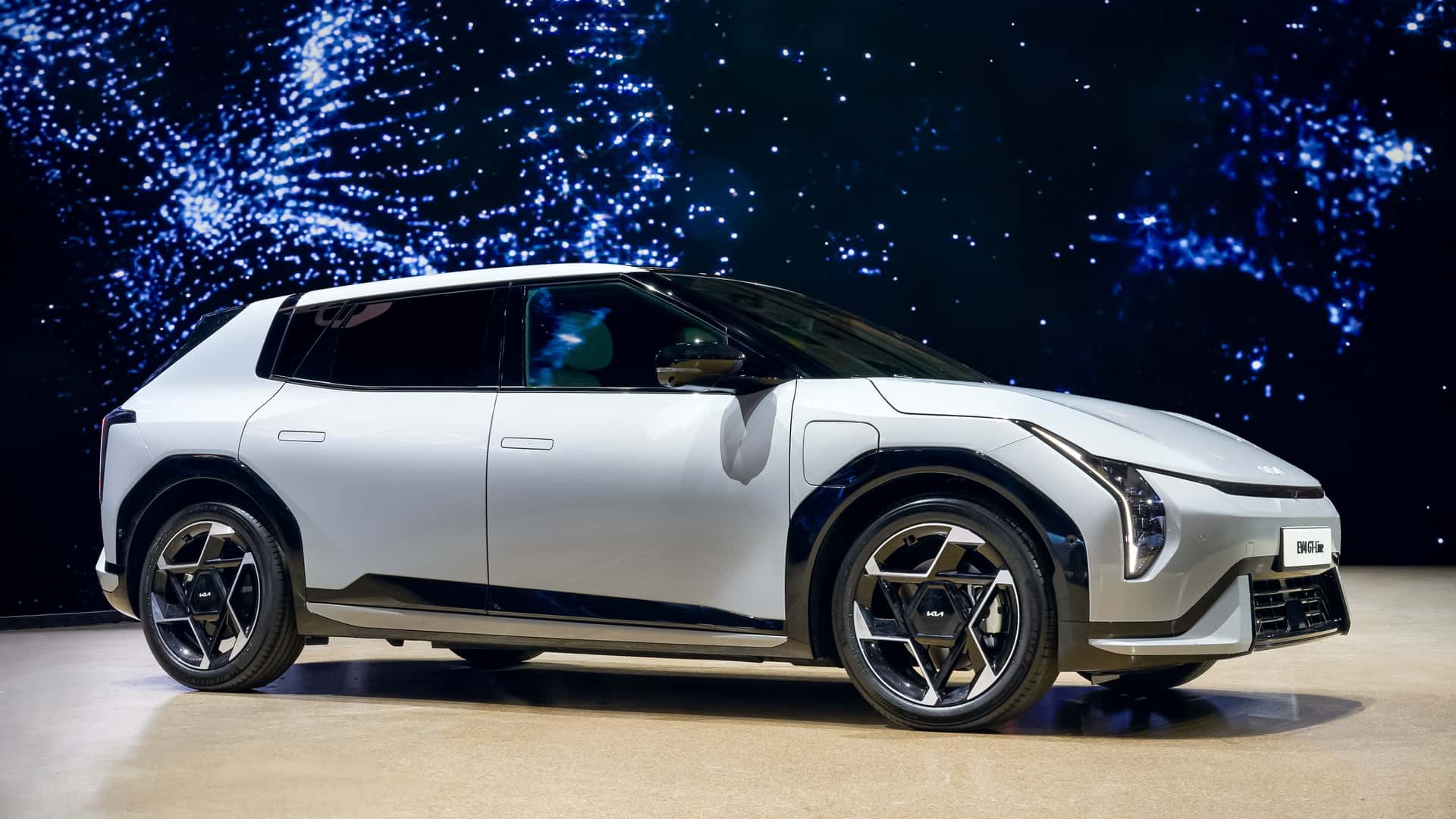 Kia EV4: Mit Schrägheck 4,43 m lang, als Limousine aber 4,73 m