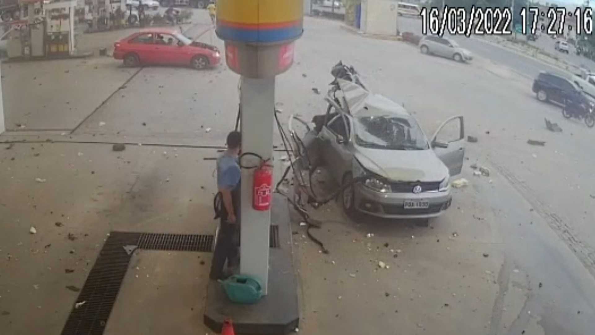 VW Voyage com GNV explode em posto durante abastecimento