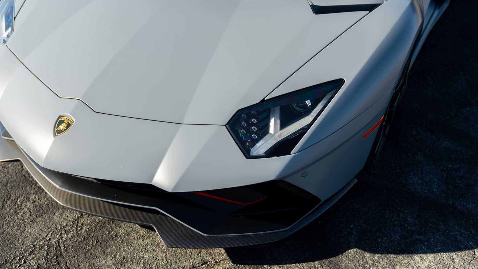 Lamborghini Aventador Matte White Wallpaper