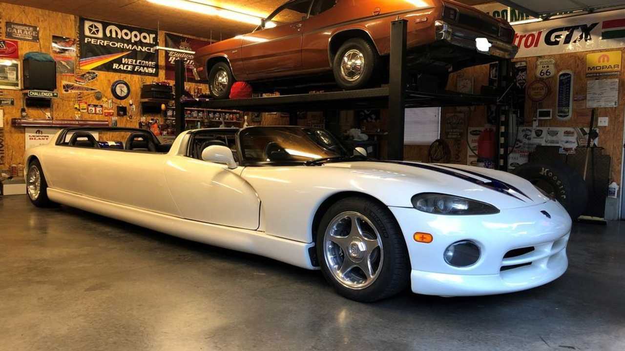 Cette Dodge Viper transformée en limousine est à vendre