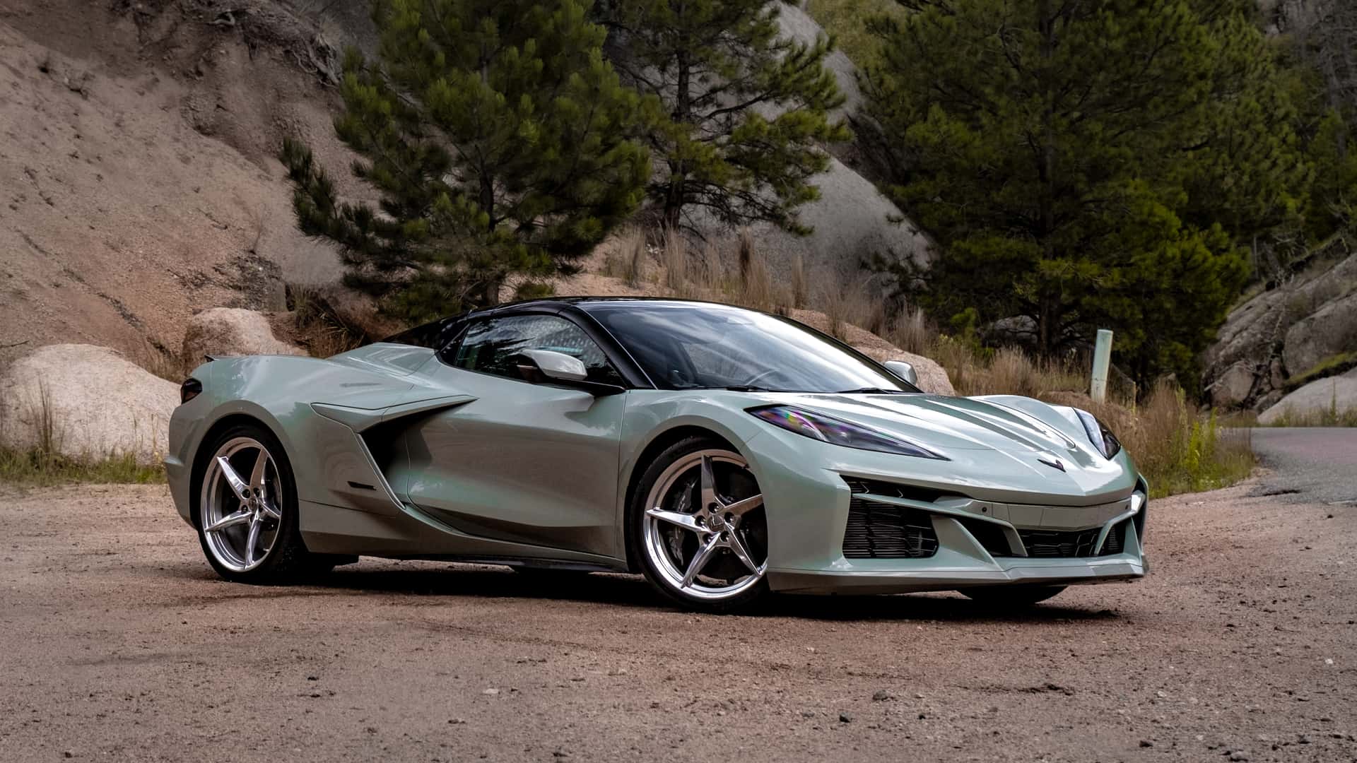 Já dirigimos: Chevrolet Corvette E-Ray anda como Ferrari, mas é mais ...