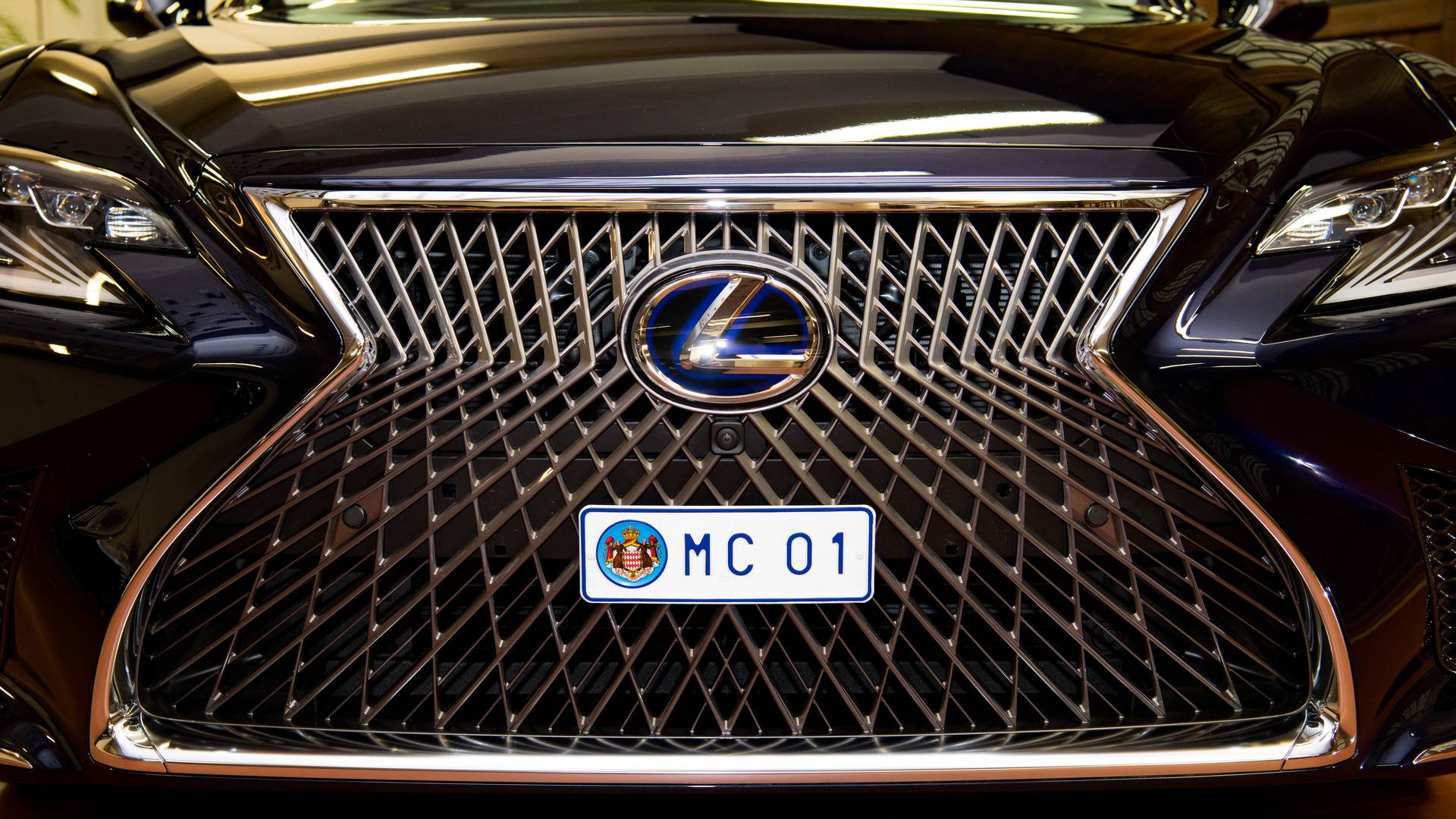 Le Prince Albert de Monaco reçoit une Lexus flambant neuve