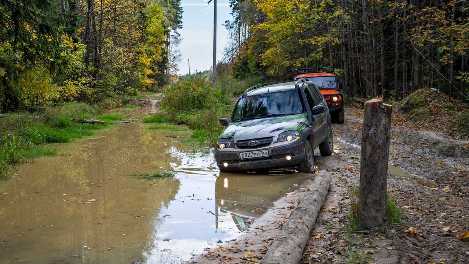 Lada Niva e UAZ Hunter, l'incredibile prova off road nella cava russa